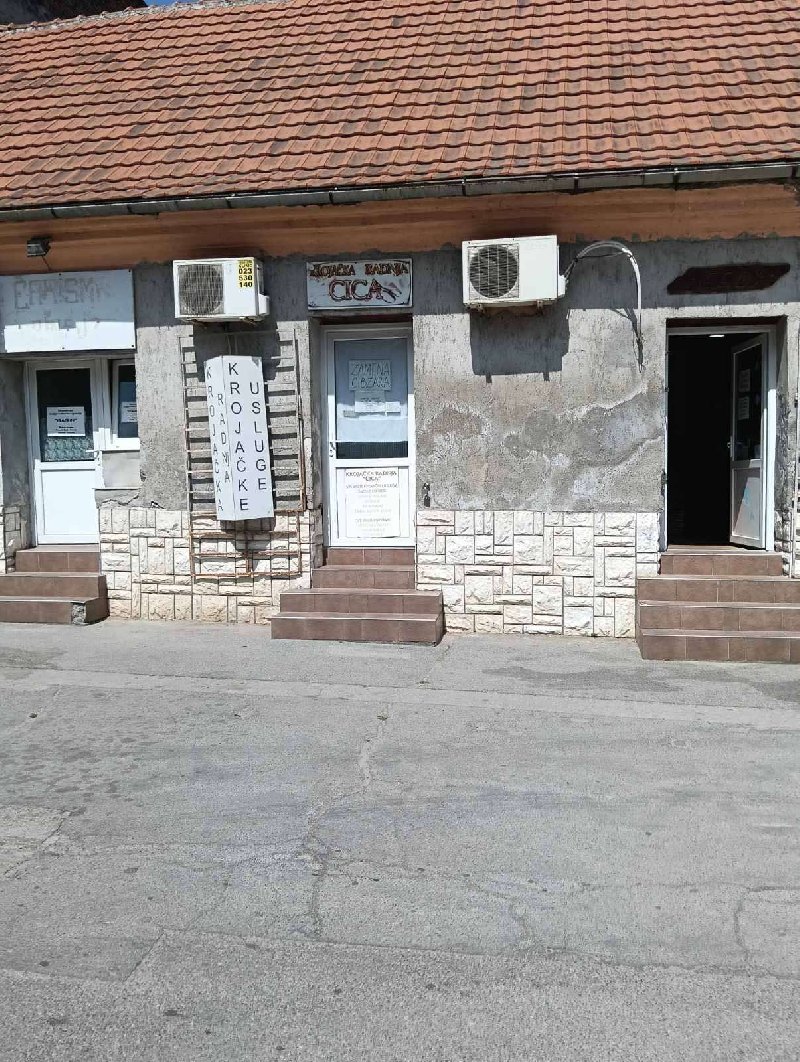 Prodajem tri lokala u centru Zrenjanina