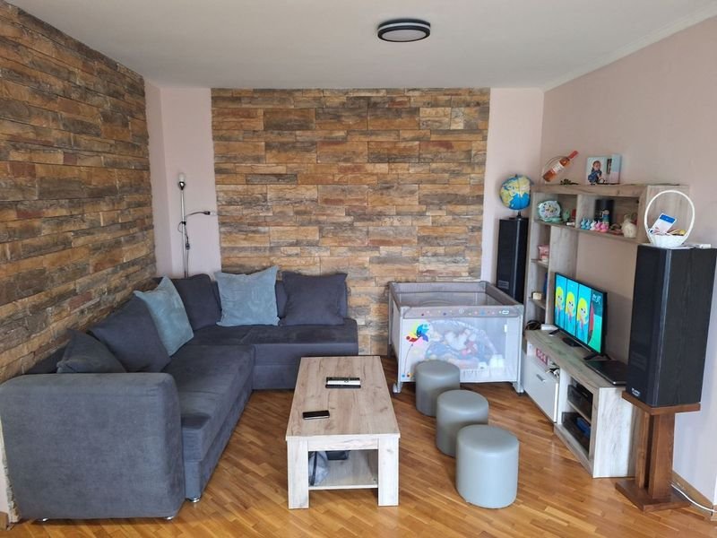 Fantastican trosoban uknjizen stan u Novom Sadu