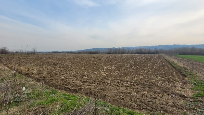 Parcela 1.8hektara (visokonaponska struja) ravna