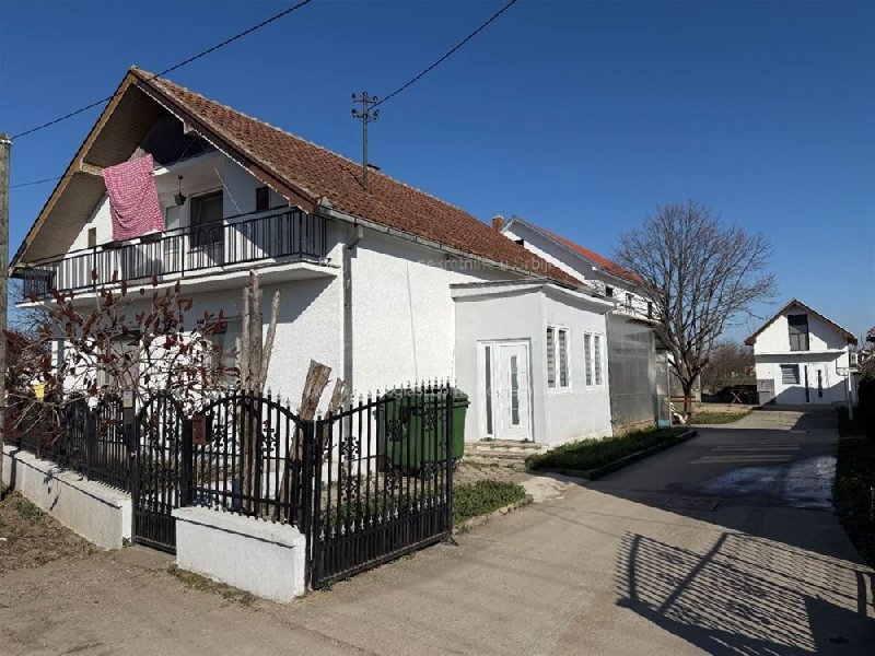 Prodajem kuću-smeštaj za radnike-Vojka