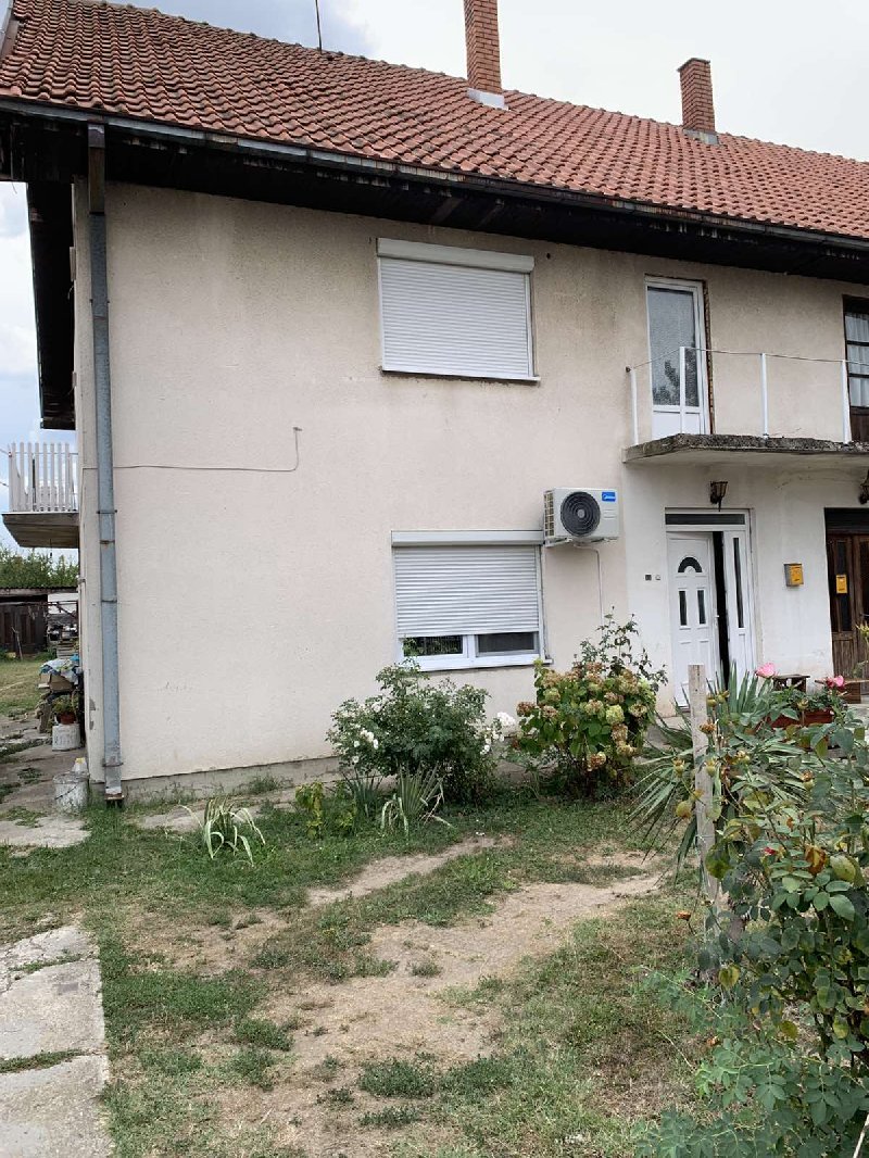 Prodajem polovinu kuce u Lazarevcu