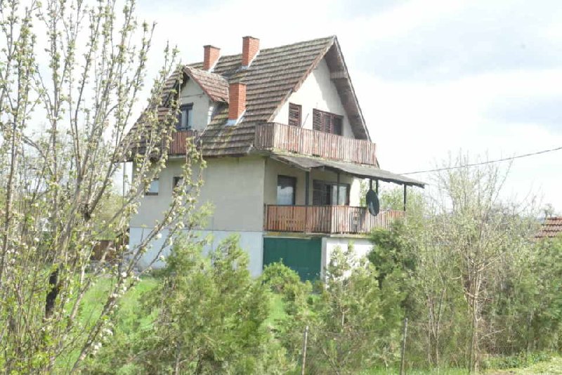 Useljiva kuca sa 6.5 ari placa na 3 etaze u Mionic