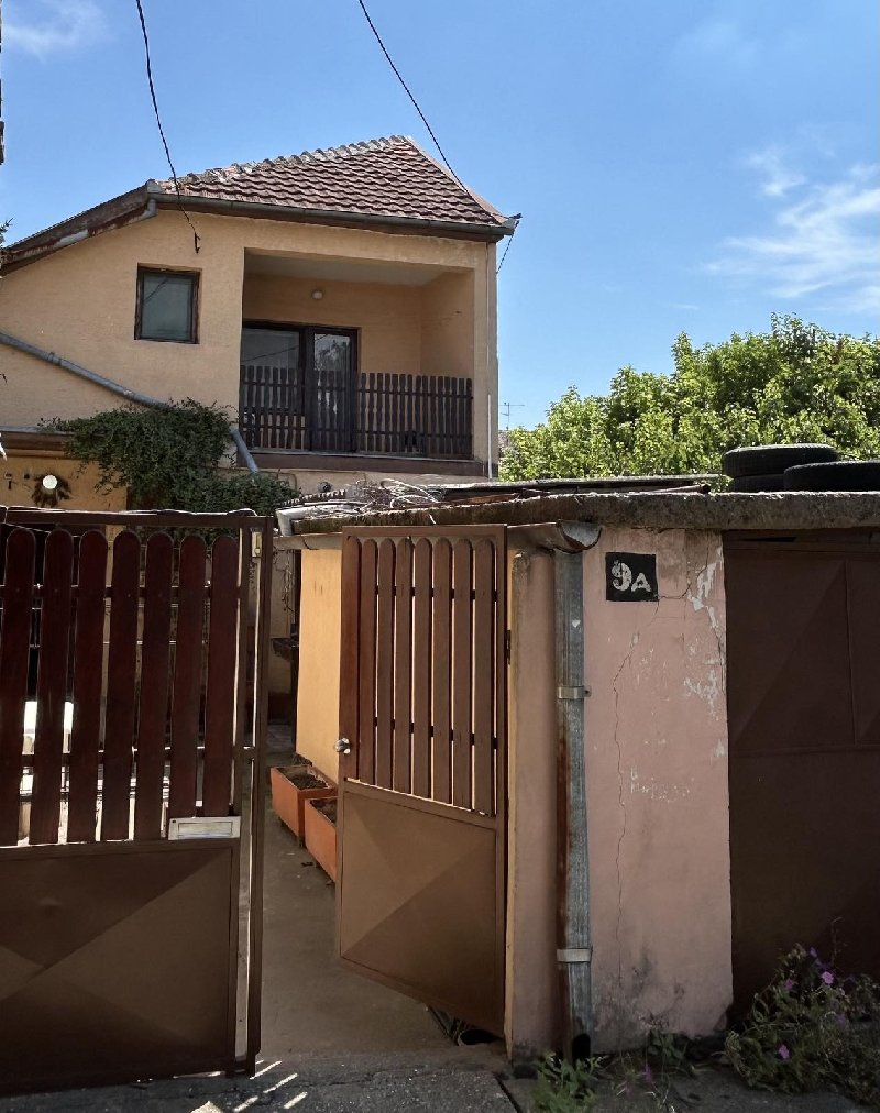 Sremska Mitrovica, prodajem porodičnu kuću u centr