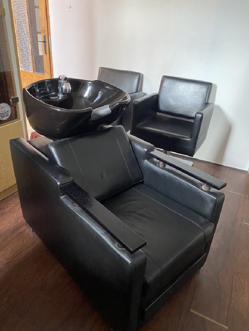 Na prodaju kompletna oprema za frizerski salon
