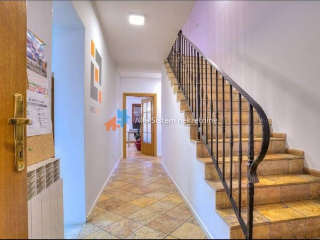 Samostalna porodična vila 270 m², u dobrom stanju, Mirijevo - Novo Mirijevo, Beograd