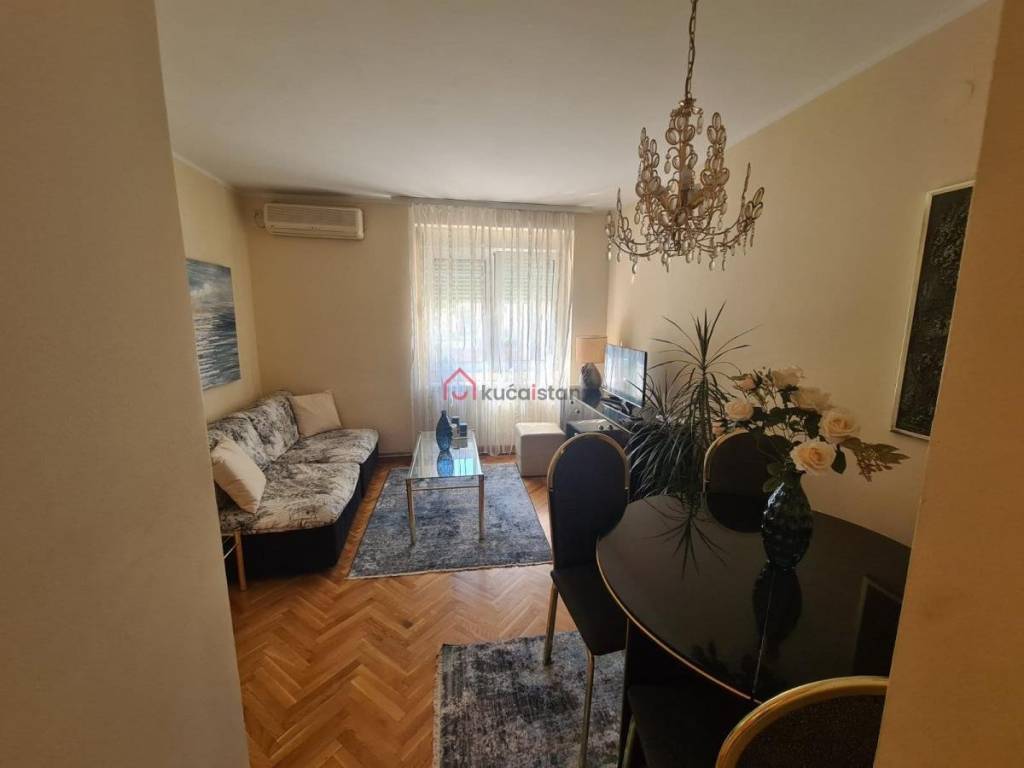 Dvosobni stan treći sprat, Beograd