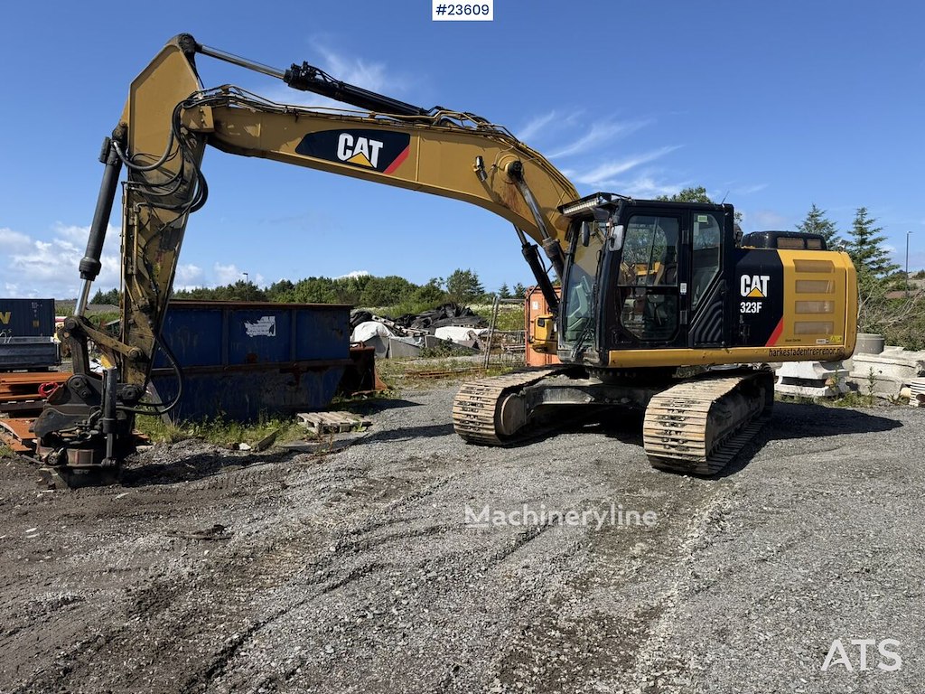 Caterpillar 323FL med tilt og graveskuffe bager guseničar