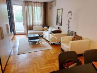 Trosobni stan u dobrom stanju, prvi sprat, Akademija - Arena, Beograd