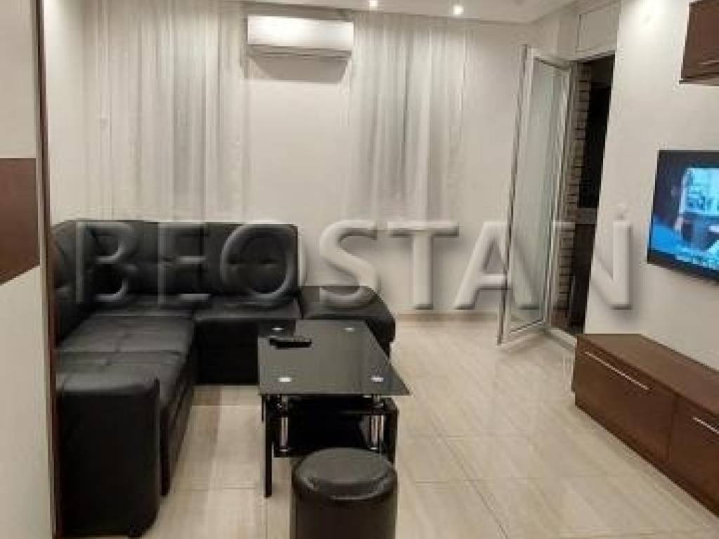 Trosobni stan Zvecanska, Beograd