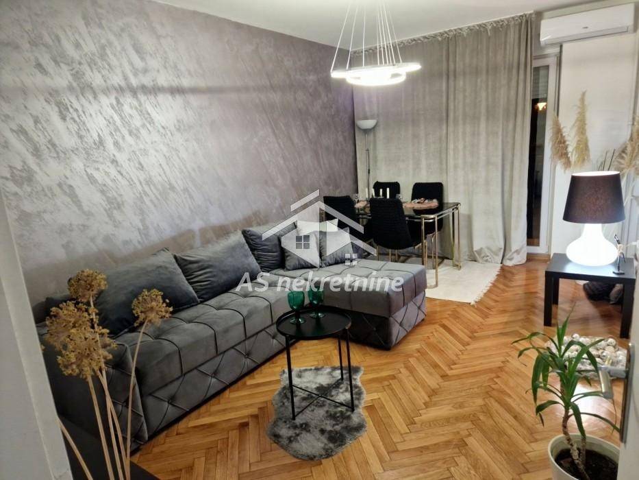 Trosobni stan u dobrom stanju, prvi sprat, Kalenić - Slavija - Cvetni Trg, Beograd