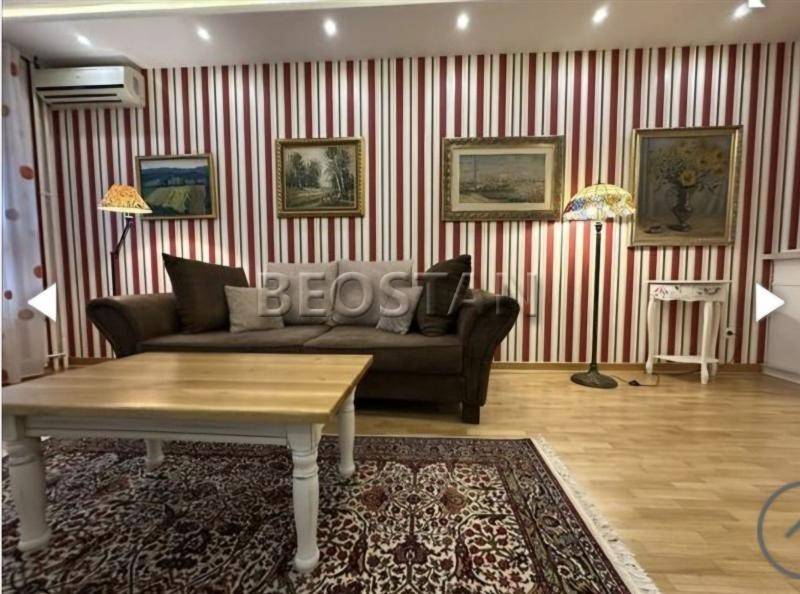 Trosobni stan Jurija Gagarina, Mladost, Beograd