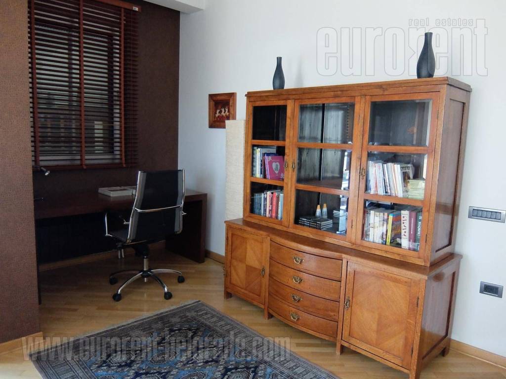 Trosobni stan četvrti sprat, Beograd