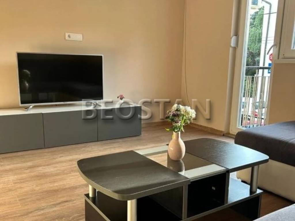 Trosobni stan prvi sprat, Beograd