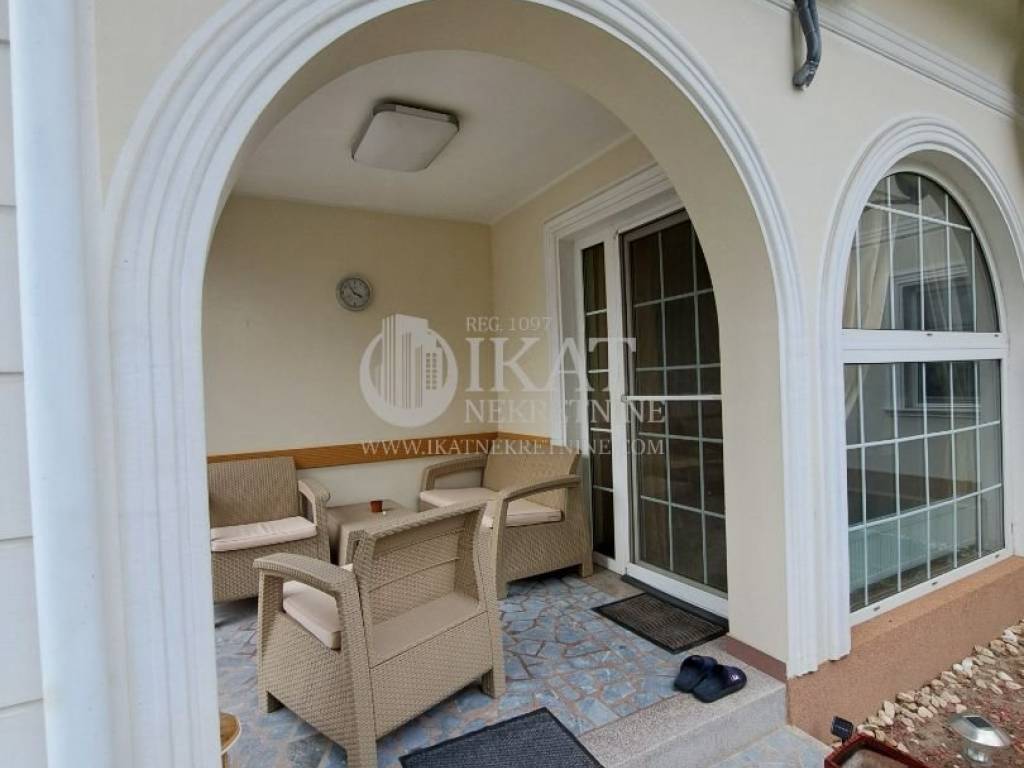Samostalna porodična vila 250 m², Stara Pazova