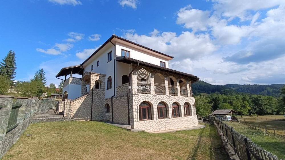 Samostalna porodična vila 535 m², Stara Pazova