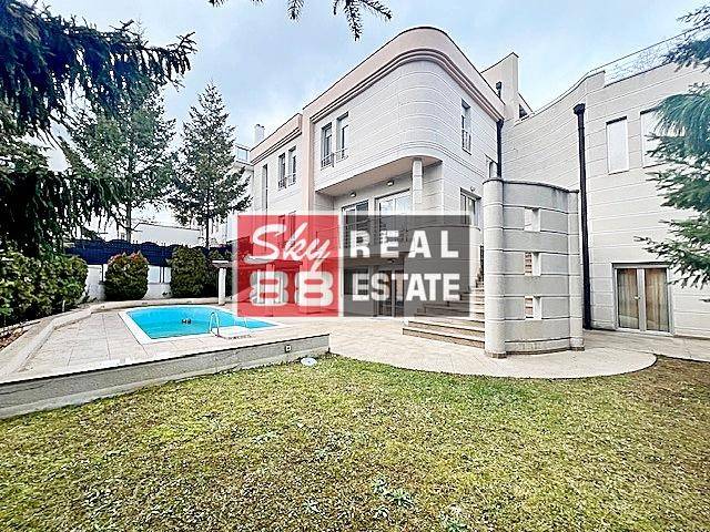 Samostalna porodična vila 371 m², Beograd