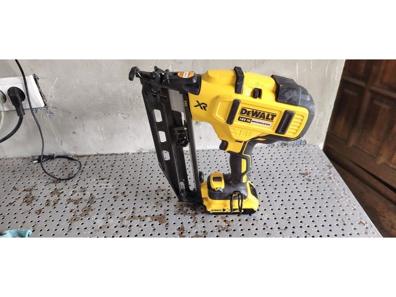 DeWALT DCN 660