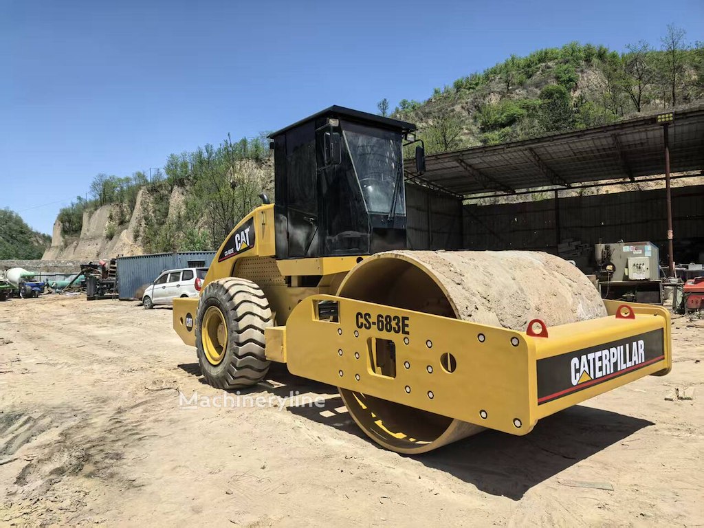 Caterpillar CS683E kompaktor s jednim valjkom