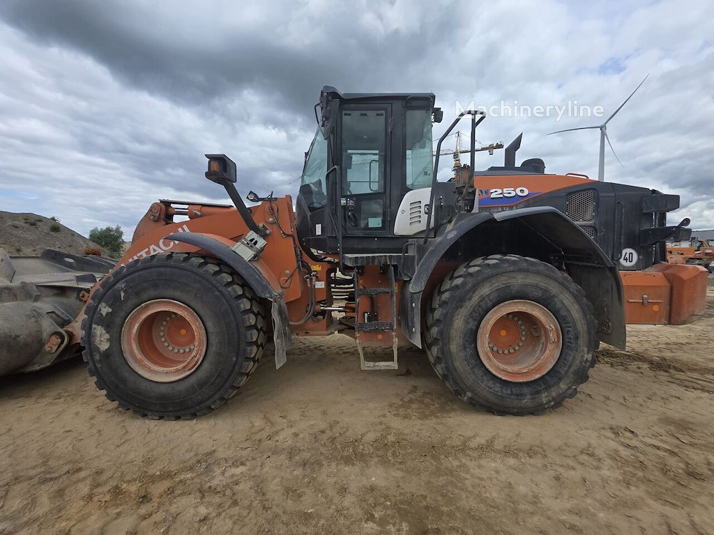 Hitachi ZW250 prednji utovarivač