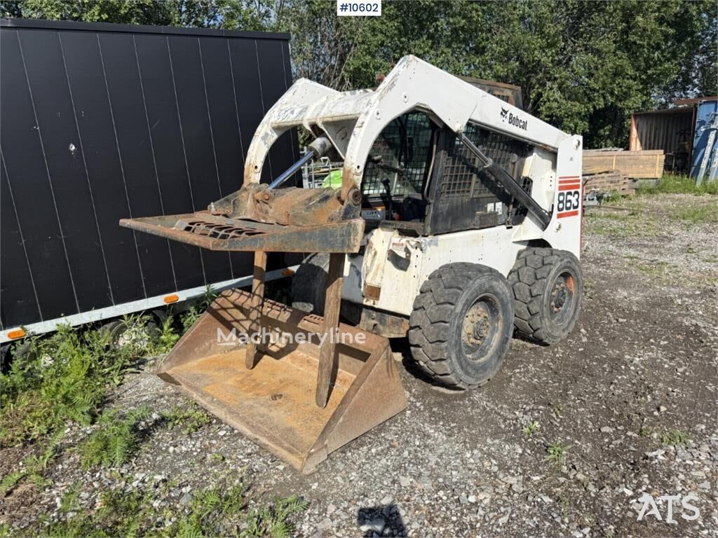 Bobcat 863 with forks and bucket mini utovarivač