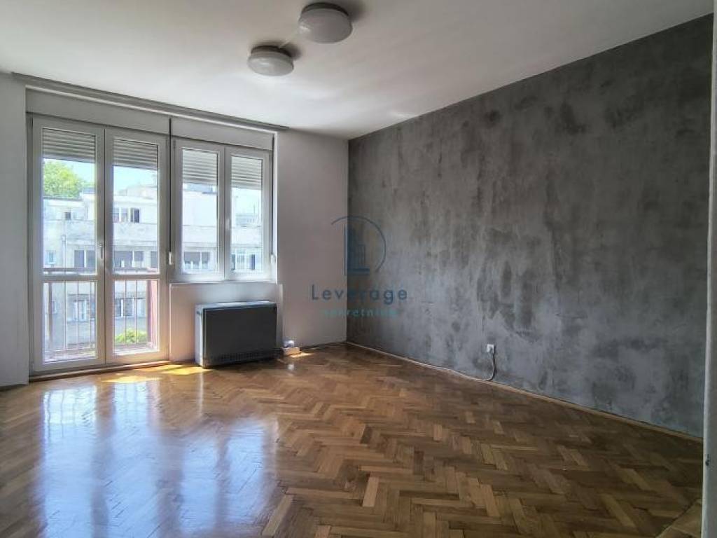 Dvosobni stan peti sprat, Beograd