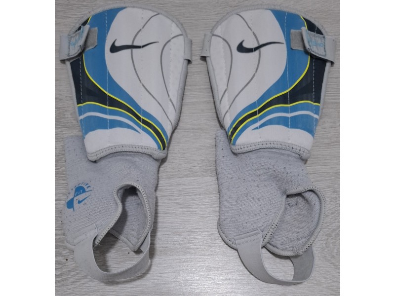 Nike kostobrani vel. M - original