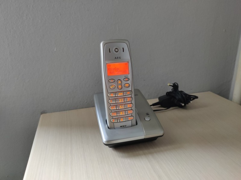 Dobar AEG bezicni fiksni telefon sa adapterom