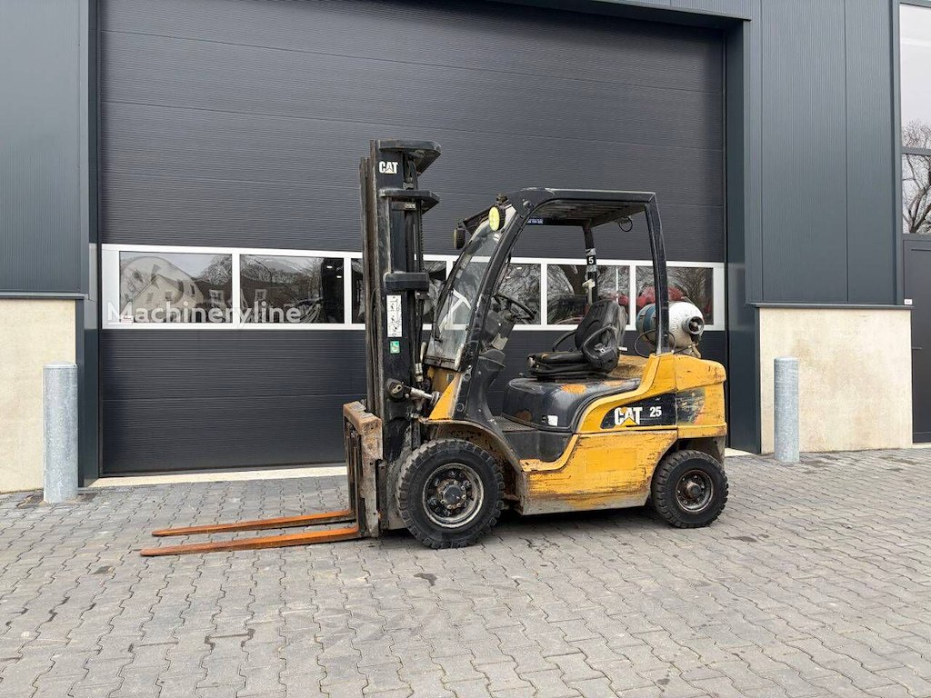Prodaje se Caterpillar GP25N viljuškar na gas na aukciji