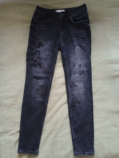 Zara crne isfazonirane ripped farmerke, 40