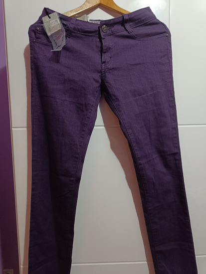 Predivne nenosene ljubicaste farmerke sa etiketom