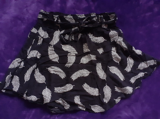 H&M crno-bela viskozna mini suknja sa perima, 38