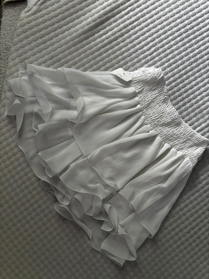 Nov skort sa etiketom