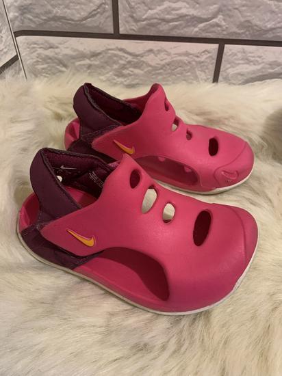 Nike sandale broj 26