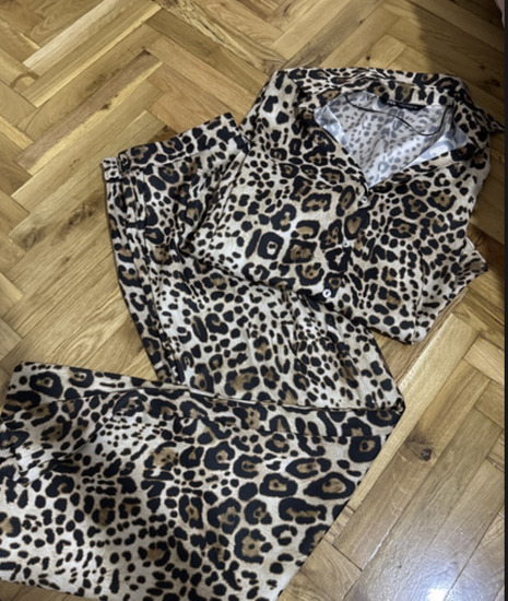 Zara komplet nov