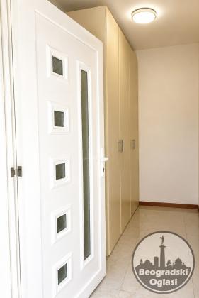 Nameštena garsonjera (sa izdvojenom kuhinjom) na Lekinom brdu – oko 35 m²