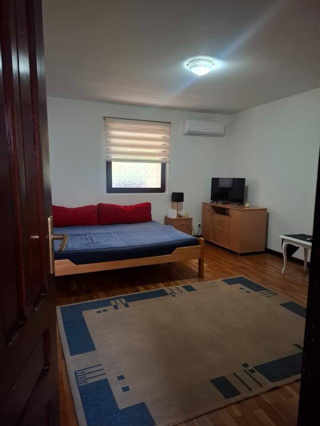 Izdajem garsonjeru u Zemunu (350e sa svim troškovima)