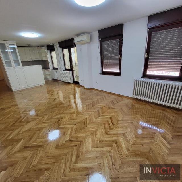 Odličan renoviran dvosoban stan-sajam, mogućnost garaže