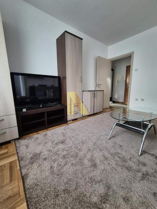 Izdaje se renoviran dvosoban stan – Bulevar Evrope, odlična lokacija