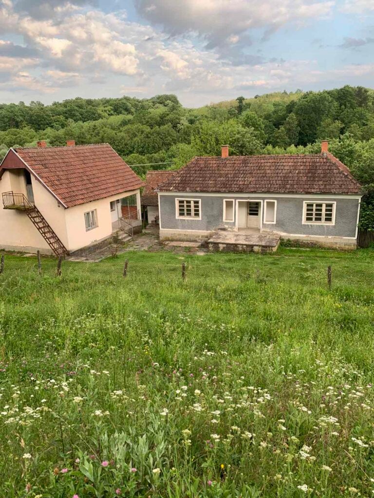 Dve kuce na prodaju-Bogovadja