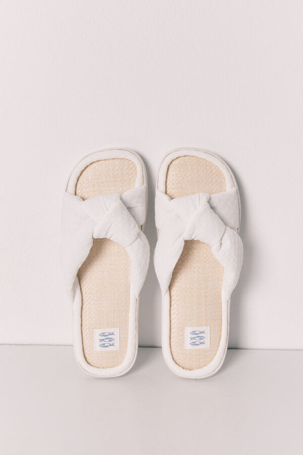Sandalen mit Knoten und Bast