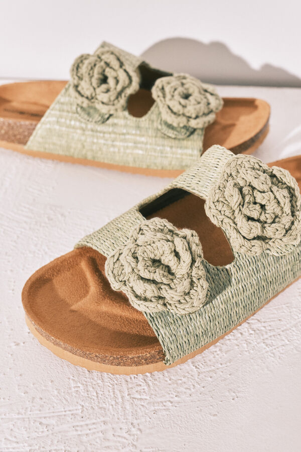 Grüne bio-bast-crochet-blumen-sandalen