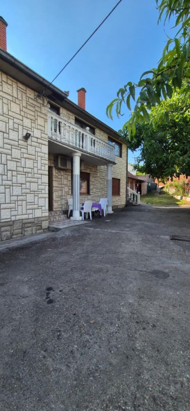 Višeporodična kuća 200 m², u dobrom stanju, Surčin Centar, Beograd