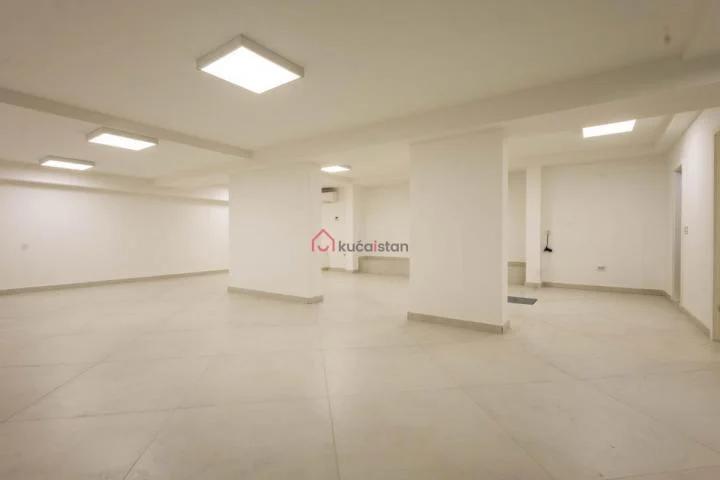 Premium Poslovna zgrada. Tri nivoa. Parking