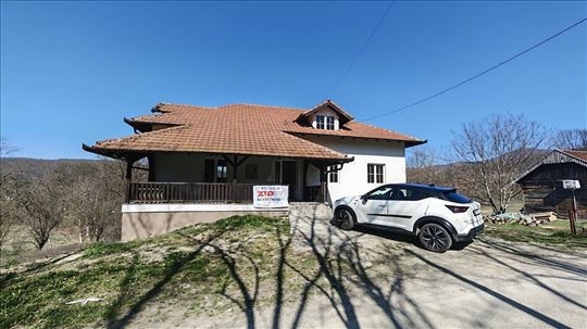 Prelepa kuća u prelepom kraju sa bazenom uknjižena