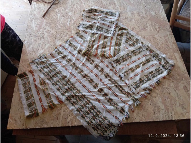 tkana etno garnitura sa narodnim motivima i resama