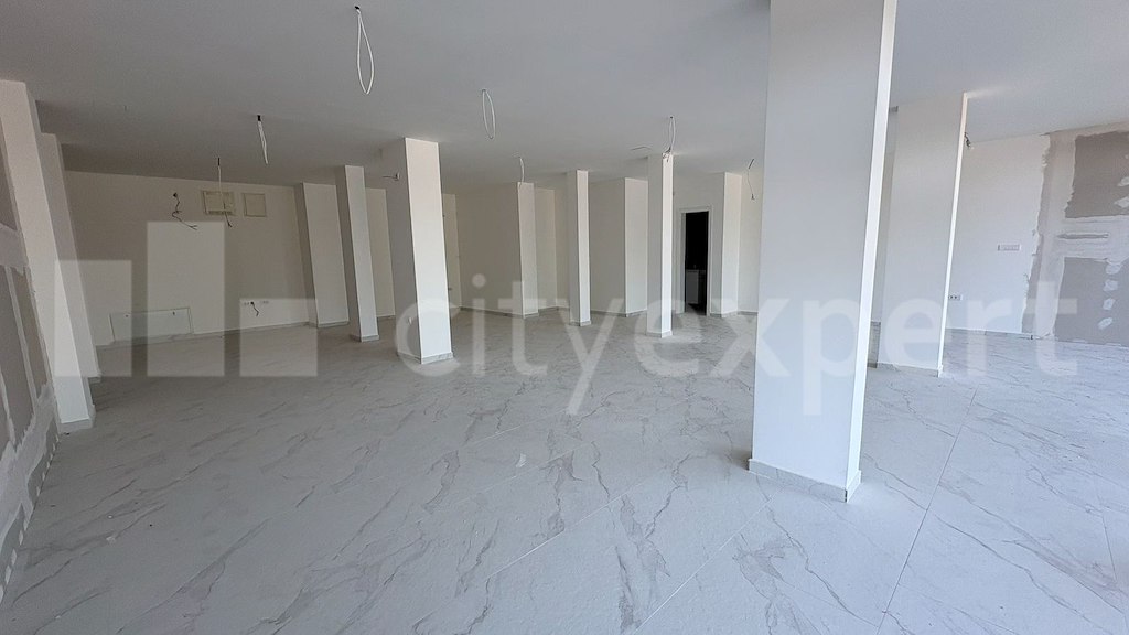 Poslovni prostor Izdavanje Novi Sad Bez skrivenih troškova - 450m², Venizelosova, Novi Sad - 4000€