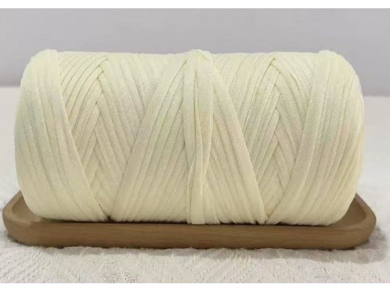 Tanka trakasta pređa 300 g, oko 150 m, za torbe, tepihe