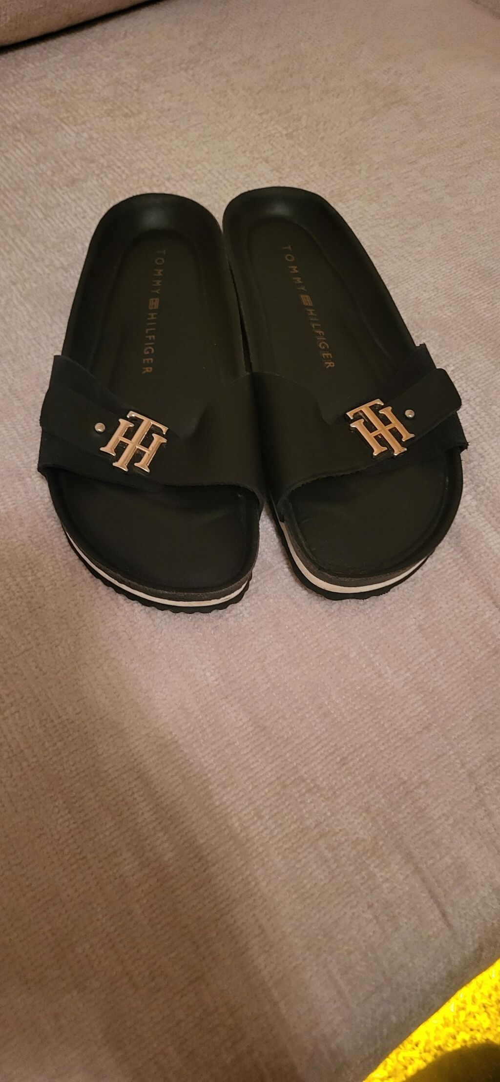 Ženske papuce Tommy Hilfiger – crne - Model sa jednom širokom trakom