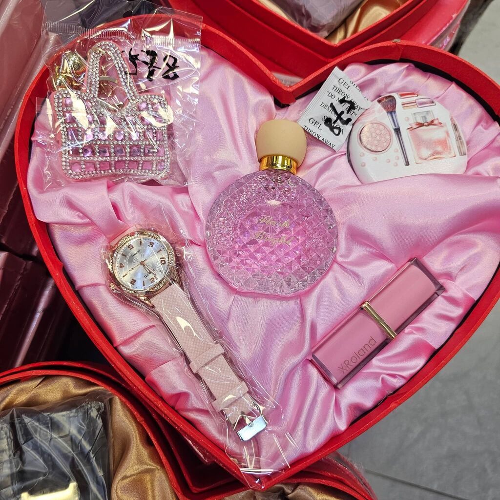 Poklon setovi u srcastoj kutiji – više varijanti Elegantno aranžirani