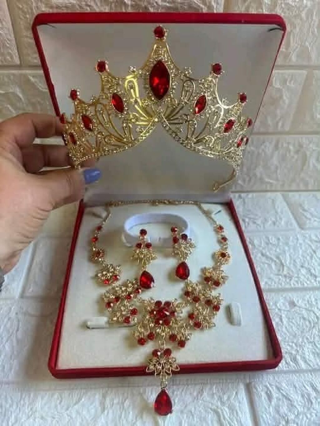 Komplet nakita sa krunom – svečani set za posebne prilike - Sastav